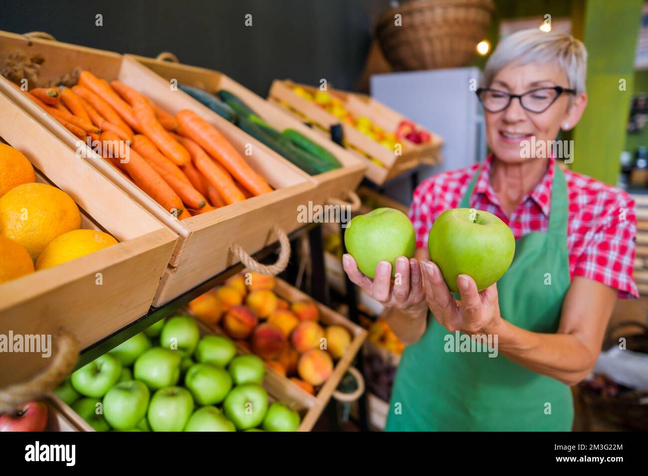 Mature woman working supermarket hi-res stock photography and images ...