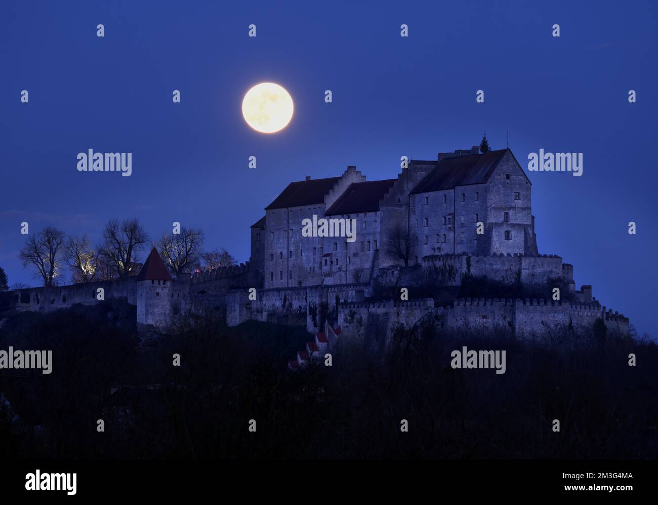 Burghausen castle bavaria night hi-res stock photography and images - Alamy