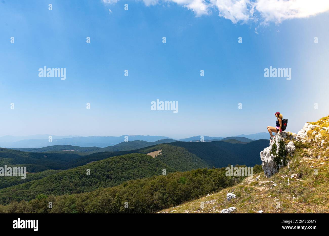 Female explorer jungle hi-res stock photography and images - Alamy
