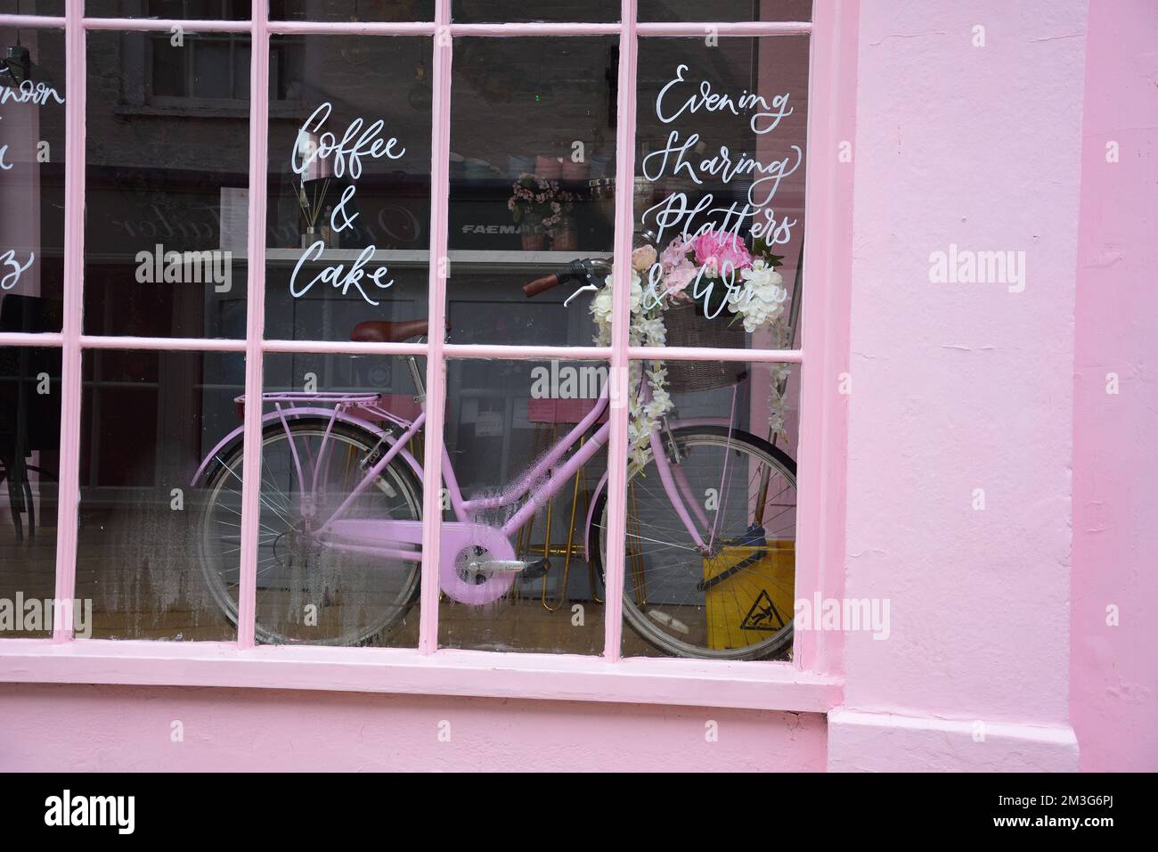 Pink shopfront hi-res stock photography and images - Alamy