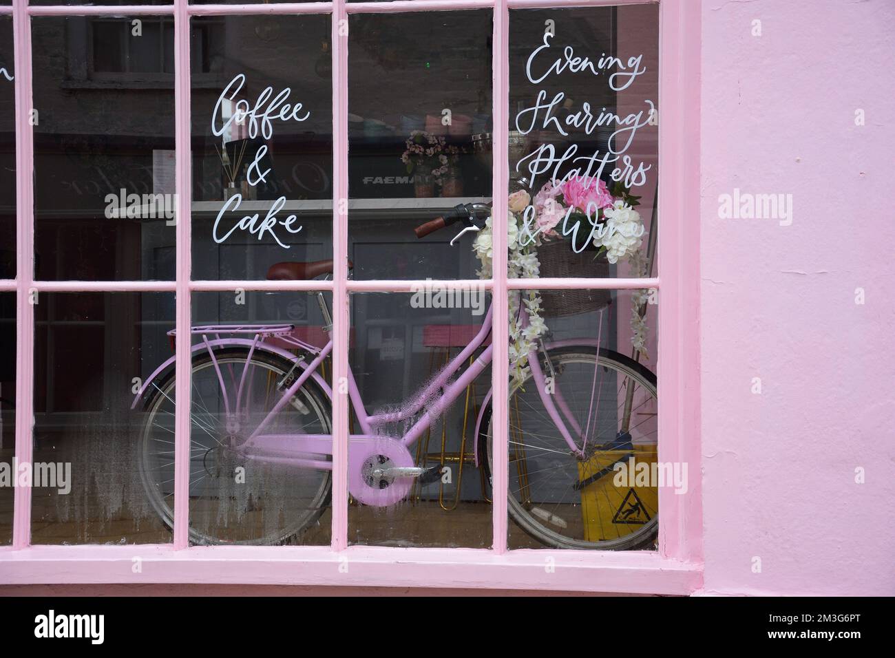 Pink shopfront with bicycle in Winchester Stock Photo - Alamy