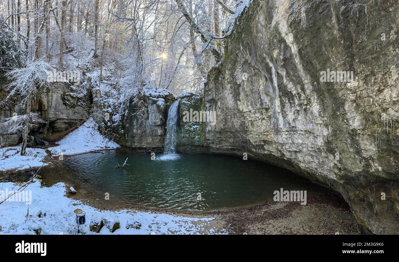 Pouring waterfall hi-res stock photography and images - Alamy