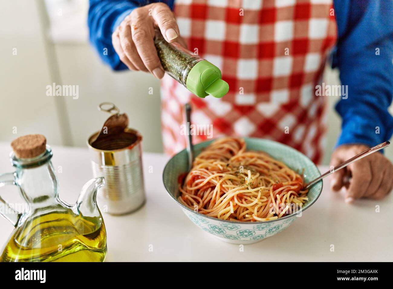 Pouring sauce on spaghetti hi-res stock photography and images - Alamy
