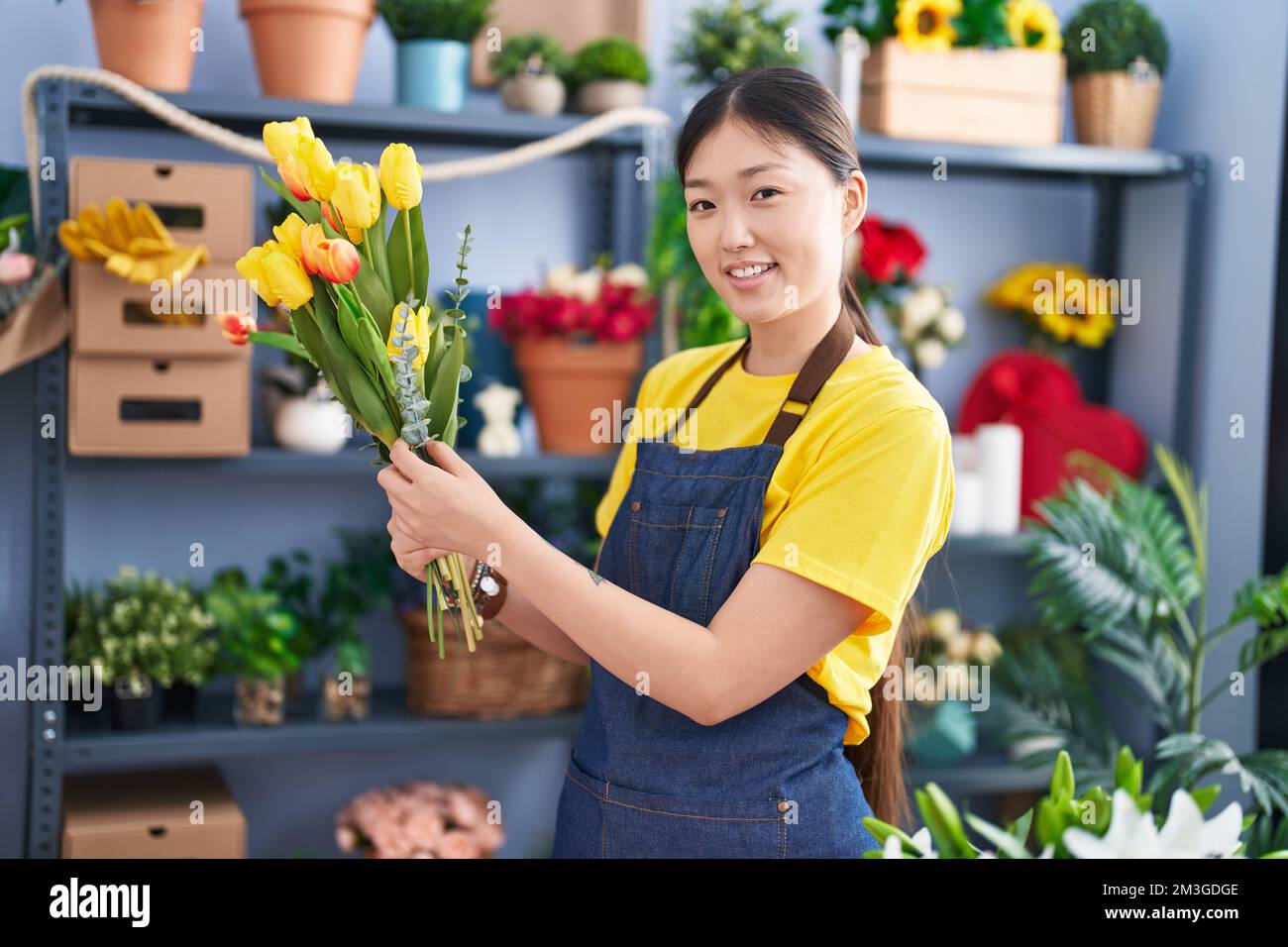 Chinese woman florist make bouquet of flowers at florist shop Stock ...