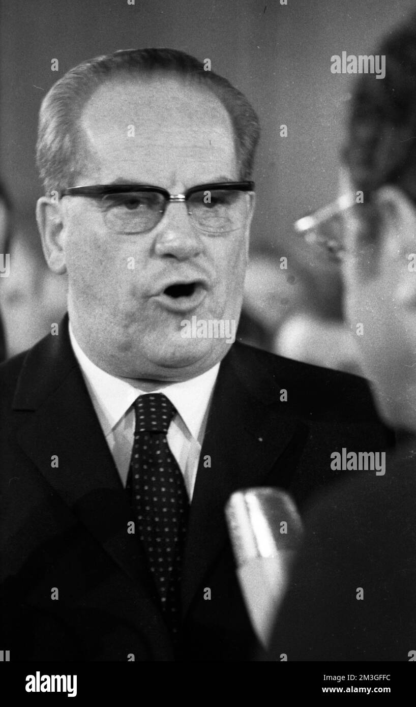 The Election Night 1969 on 28. 9. 1969 in Bonn . Journalists besiege ...