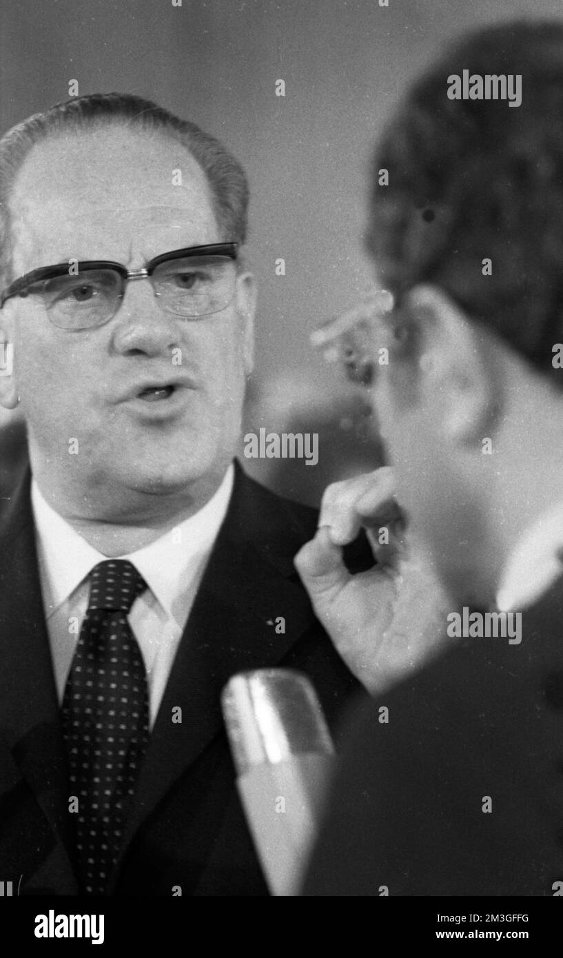 The Election Night 1969 on 28. 9. 1969 in Bonn . Journalists besiege ...