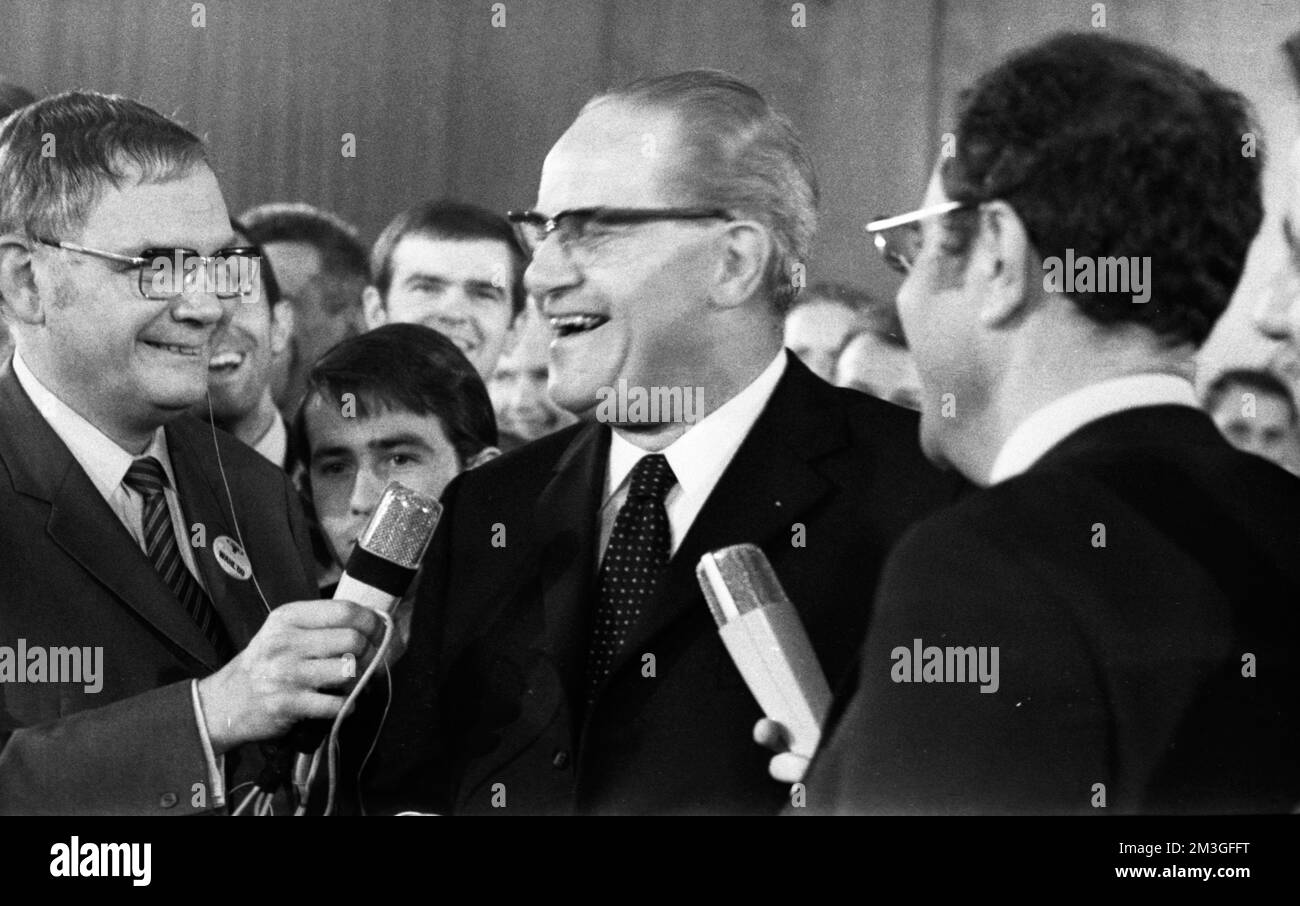 The Election Night 1969 on 28. 9. 1969 in Bonn . Journalists besiege ...