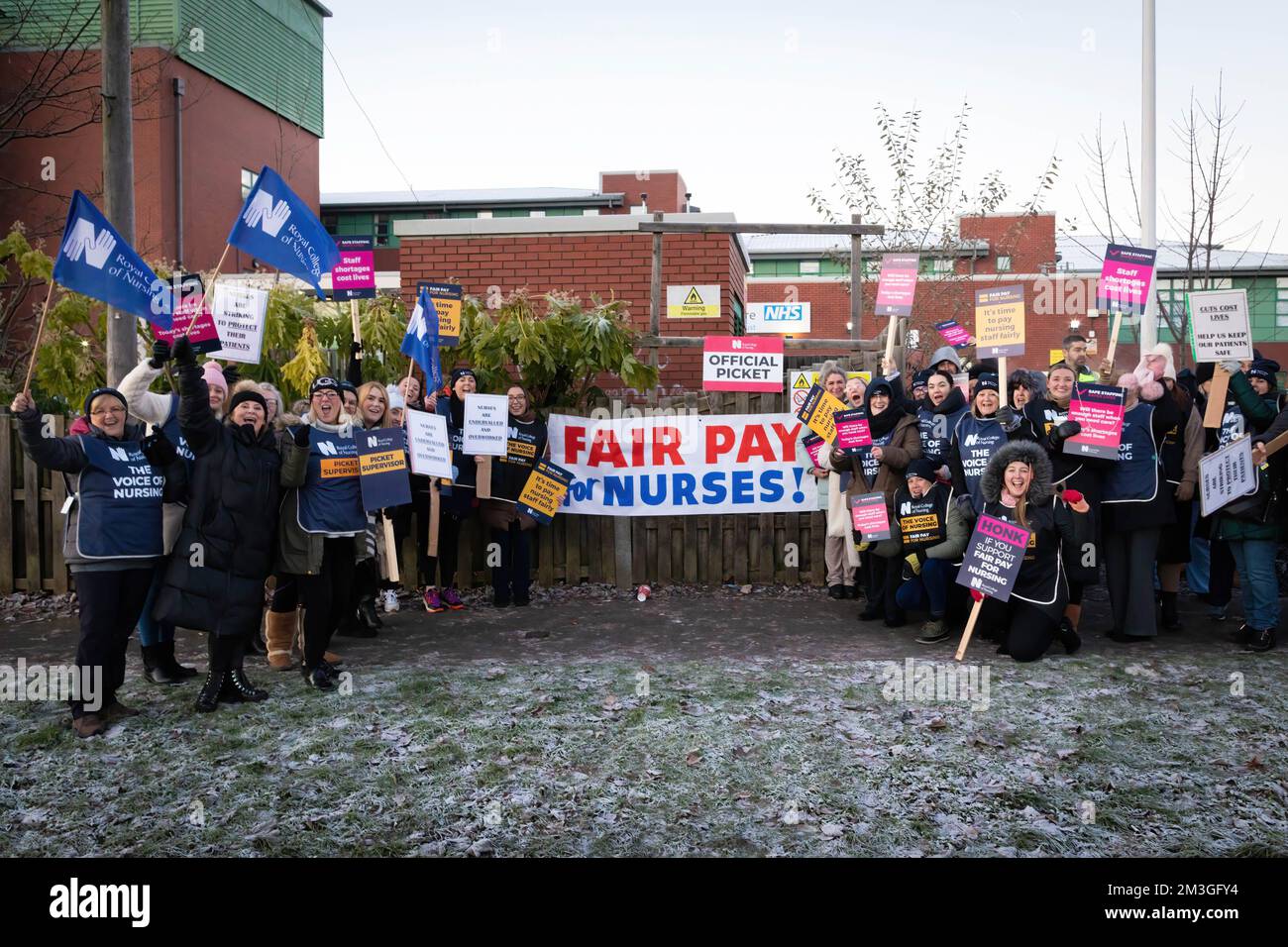 Liverpool, UK. 15th Dec, 2022. Nurses hang banners and gather at the ...