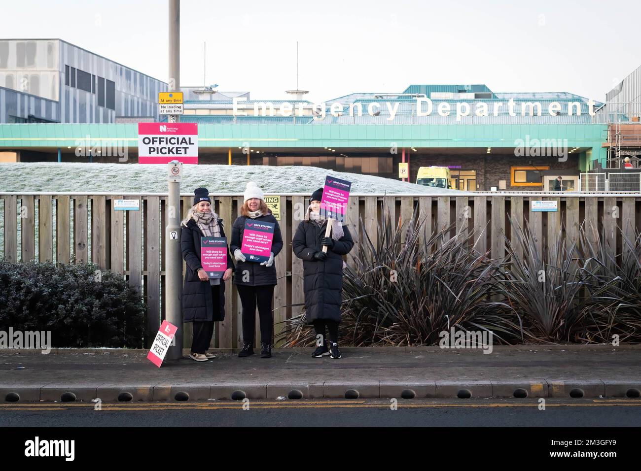 Liverpool Uk 15th Dec 2022 Nurses Gather At The Picket Line Outside