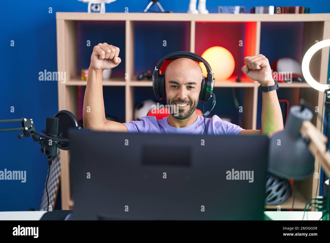 Bald male gamer playing hi-res stock photography and images - Alamy