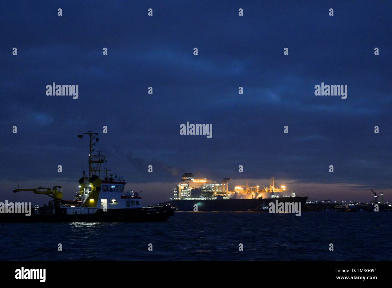 Lng regasification terminal hi-res stock photography and images - Alamy