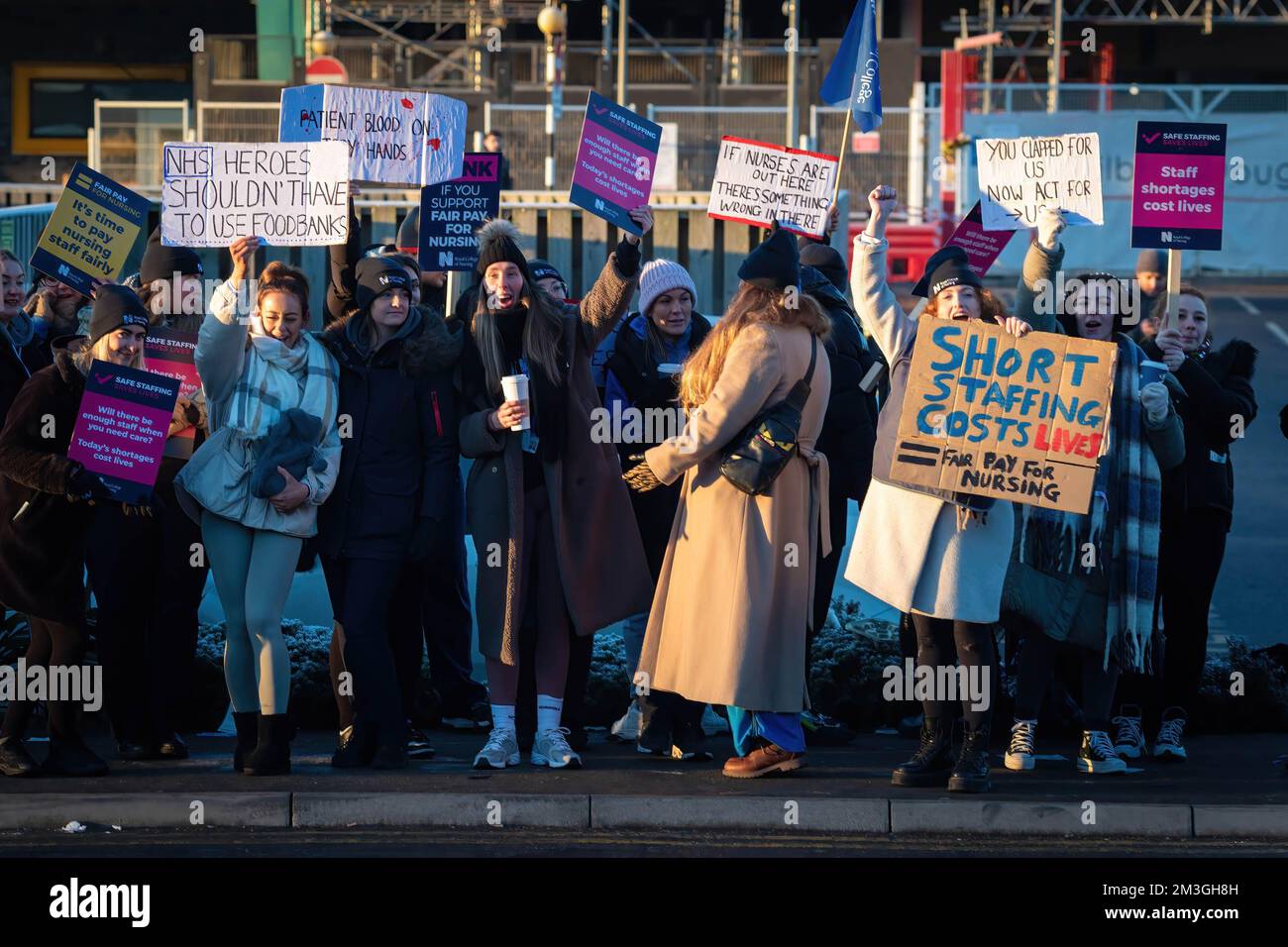 Liverpool, UK. 15th Dec, 2022. Nurses respond to honks by passing cars ...