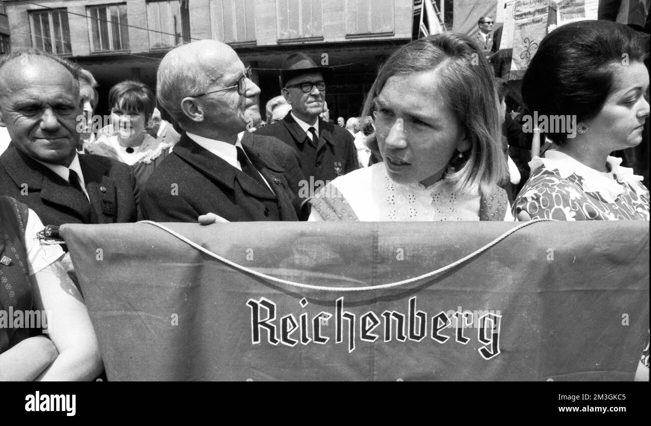 Every year the Sudeten German Landsmannschaft, here on 27. 5. 1969 in ...