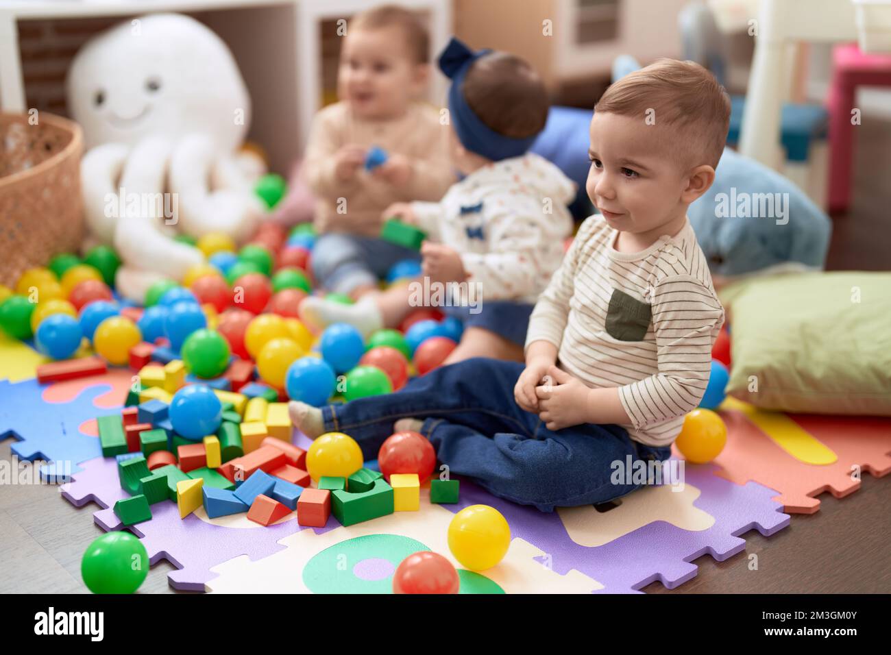 Preschoolers sitting on floor playing hi-res stock photography and ...