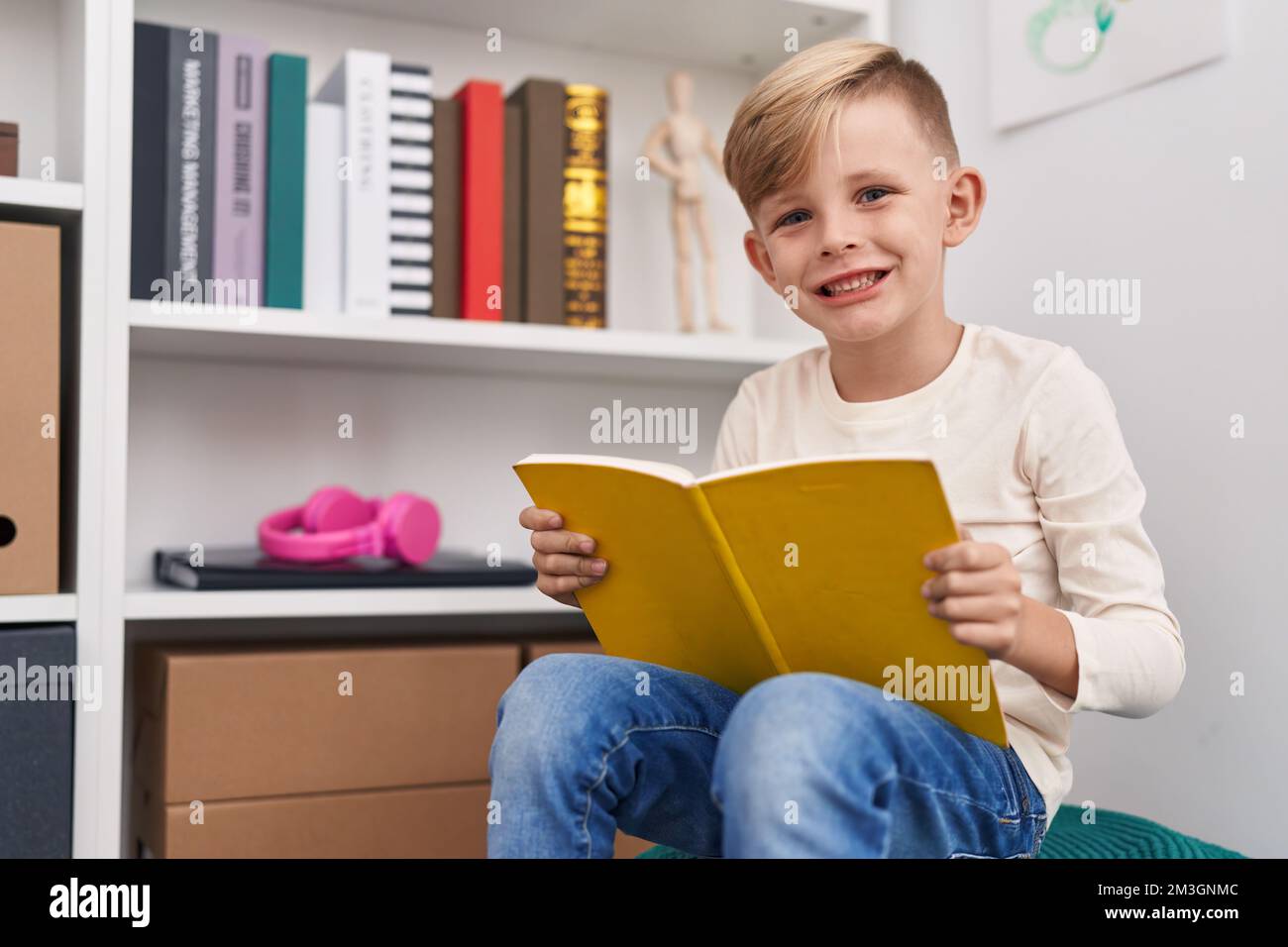 Baby sitting reading books hi-res stock photography and images - Alamy
