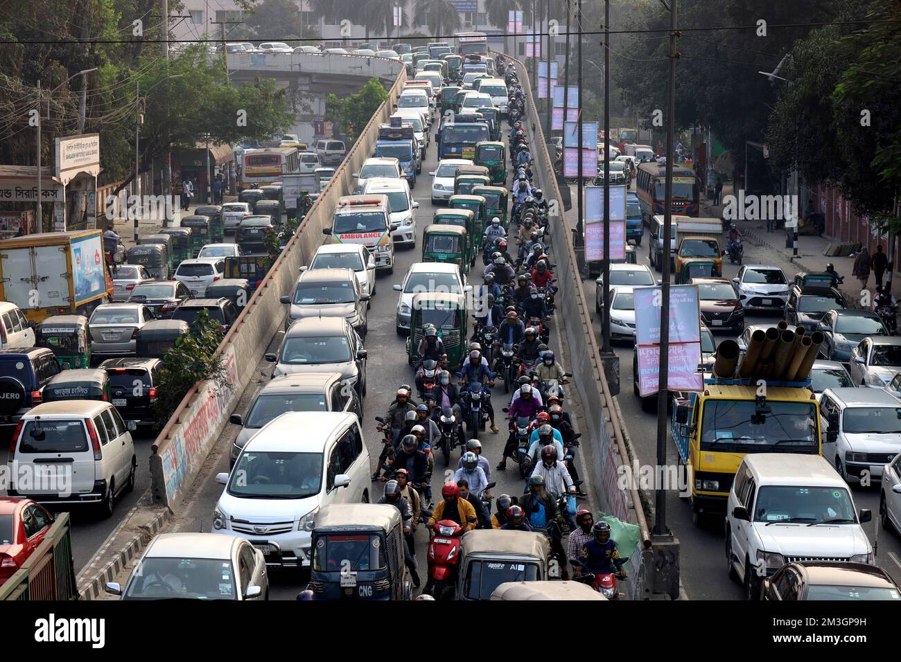 Dhaka, Dhaka, Bangladesh. 15th Dec, 2022. Traffic congestion of ...