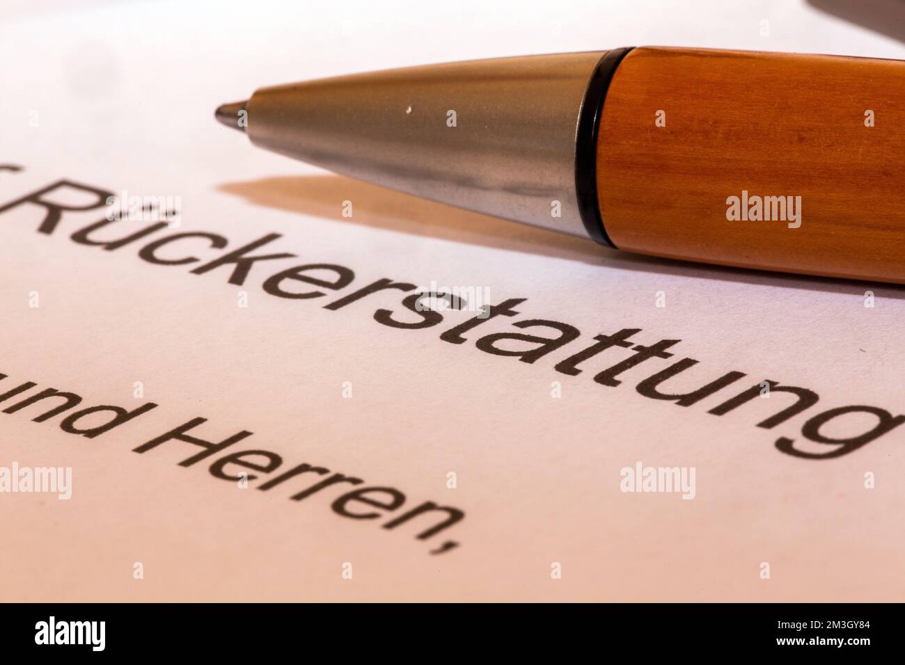 Symbolbild Antrag auf Rückerstattung: Nahaufnahme von einem Anschreiben ...