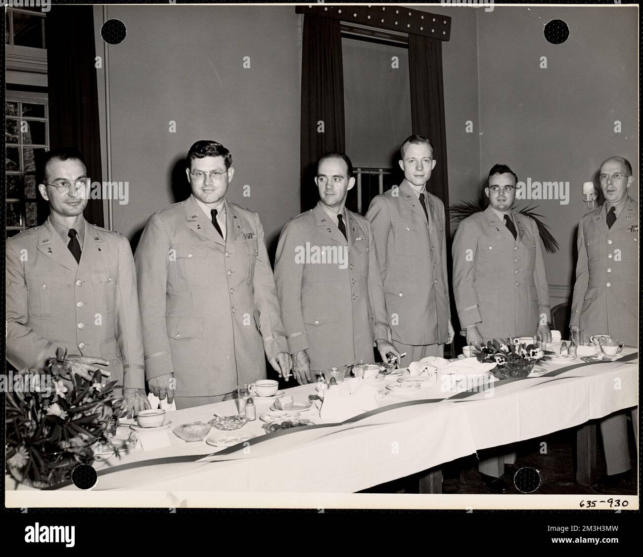 Military members at dinner , Military personnel, Dinner parties ...