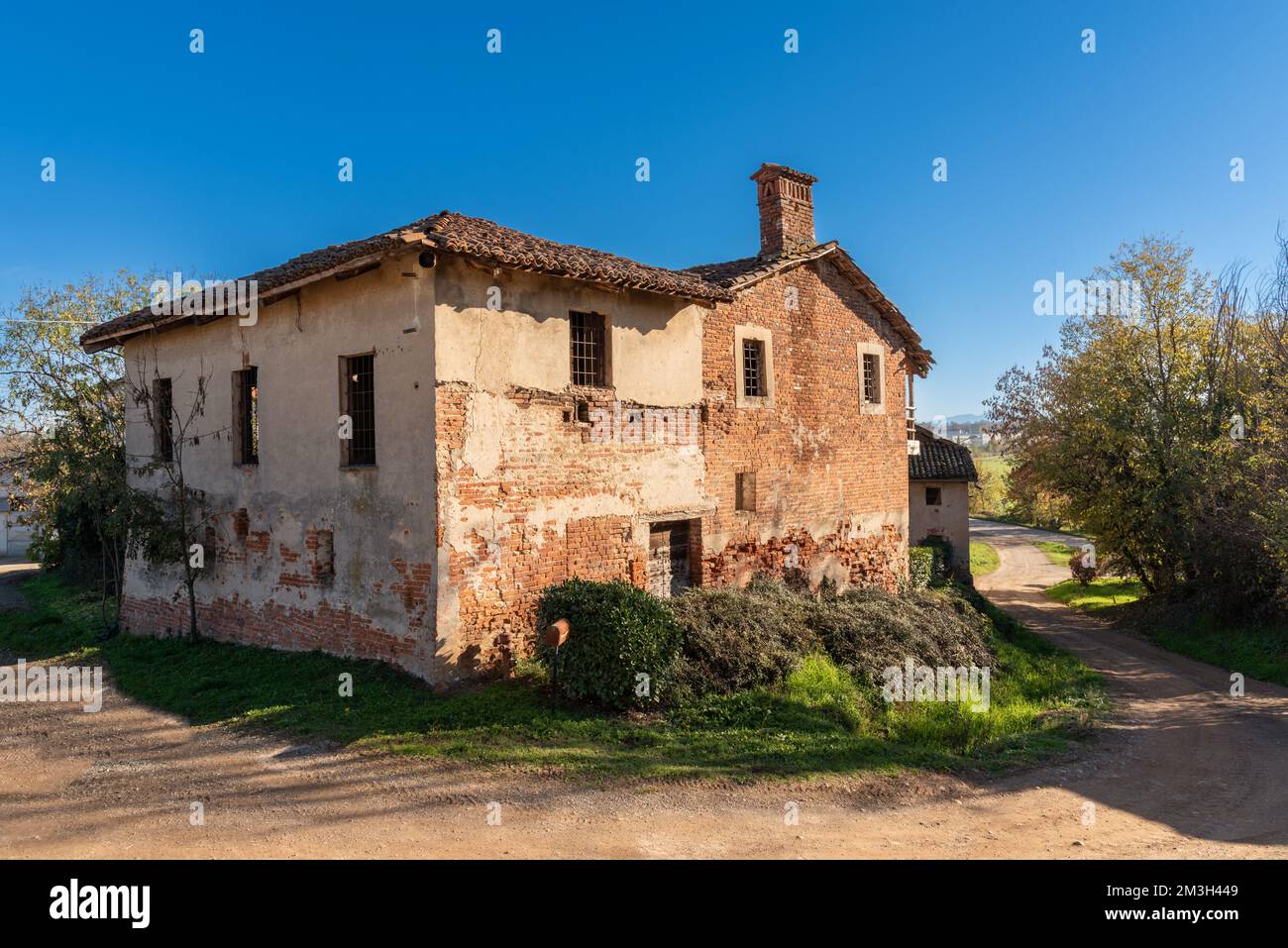 Ancient abandoned farmhouse typical of the countryside near a country ...