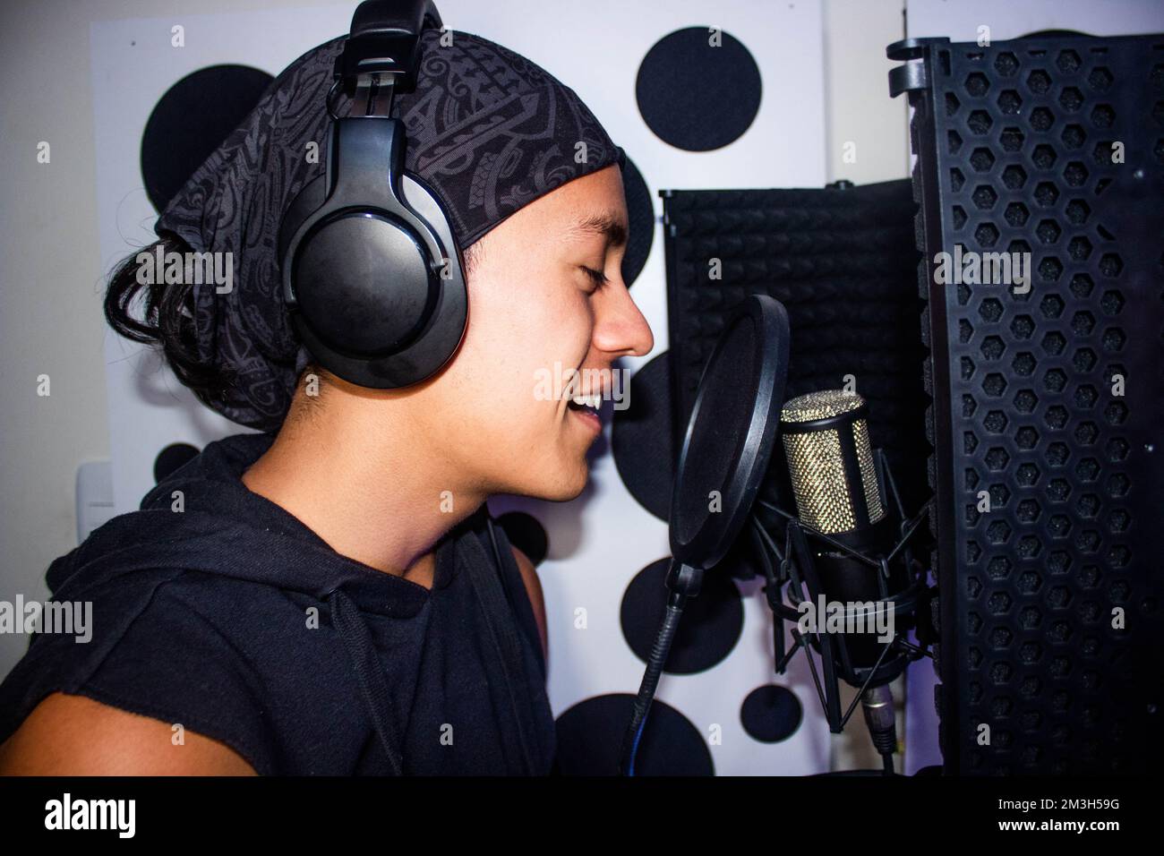 Human singing hi-res stock photography and images - Alamy