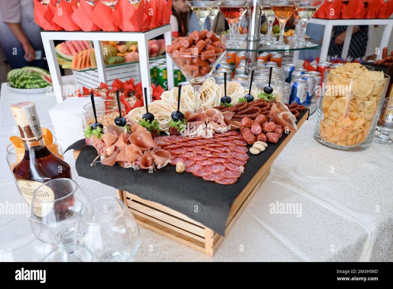 Festive table set with food and drinks, meat and vegetable dishes Stock ...