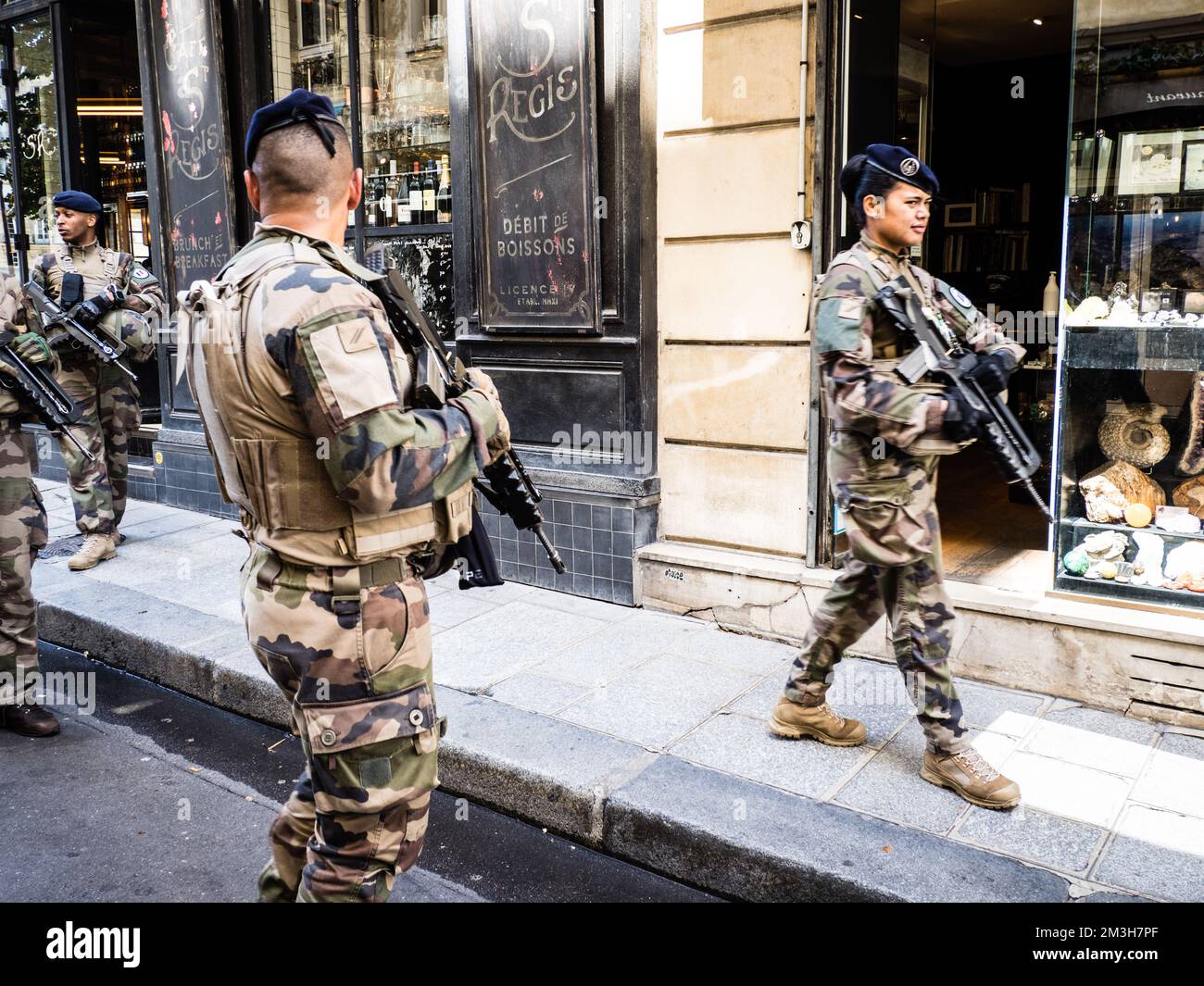 Soldiers patrolling the Isle Saint Louis, Paris, France Stock Photo - Alamy