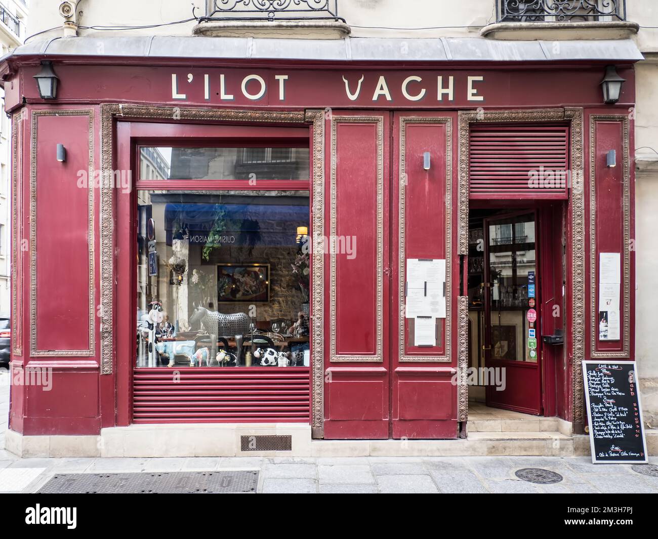 L'ilot Vache winebar street view, Paris, France Stock Photo - Alamy