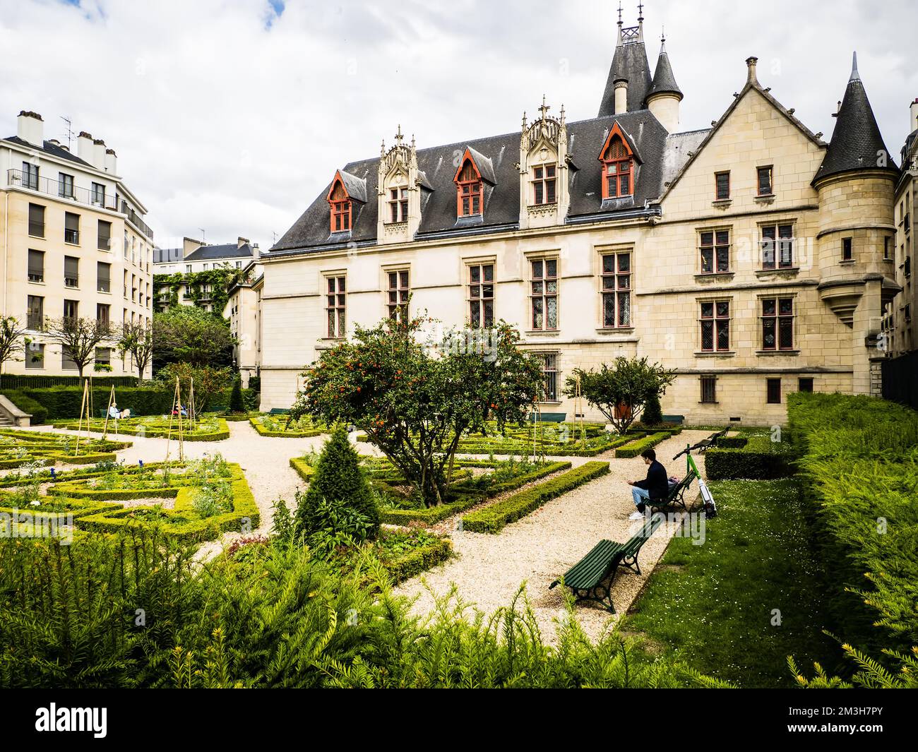 Jardin de l'Hotel de Sens, Paris, France Stock Photo - Alamy