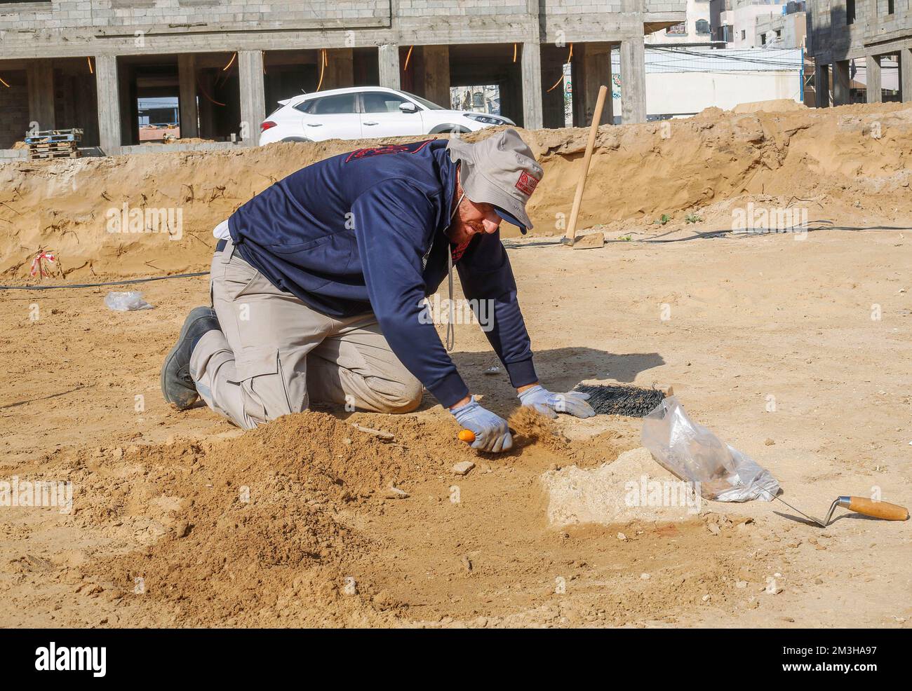 Gaza, Palestine. 15th Dec, 2022. A Palestinian worker works in a newly ...