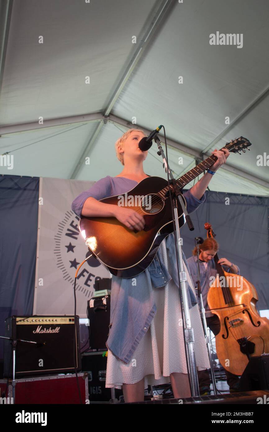 Laura marling with guitar hi-res stock photography and images - Alamy