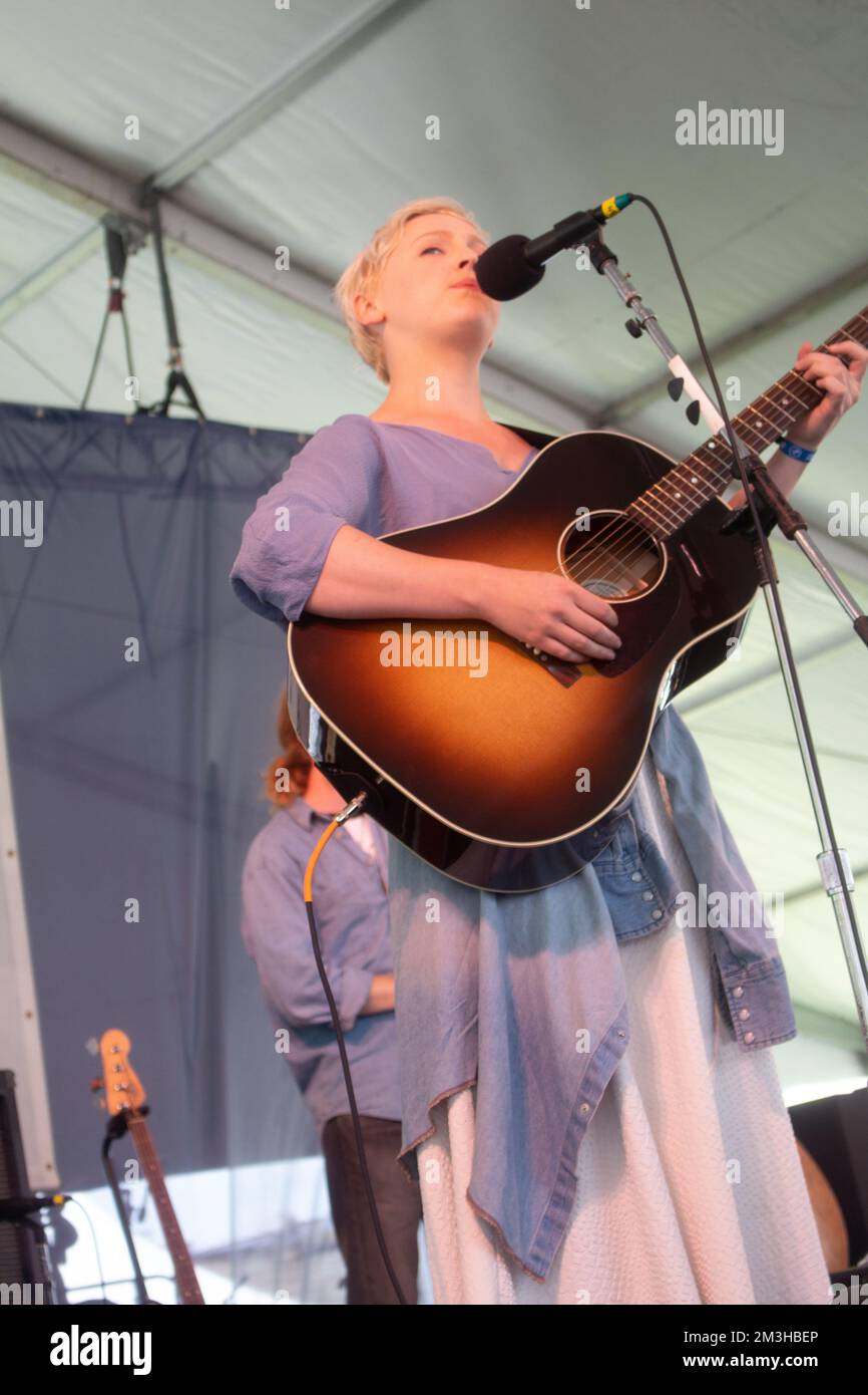 Laura marling with guitar hi-res stock photography and images - Alamy