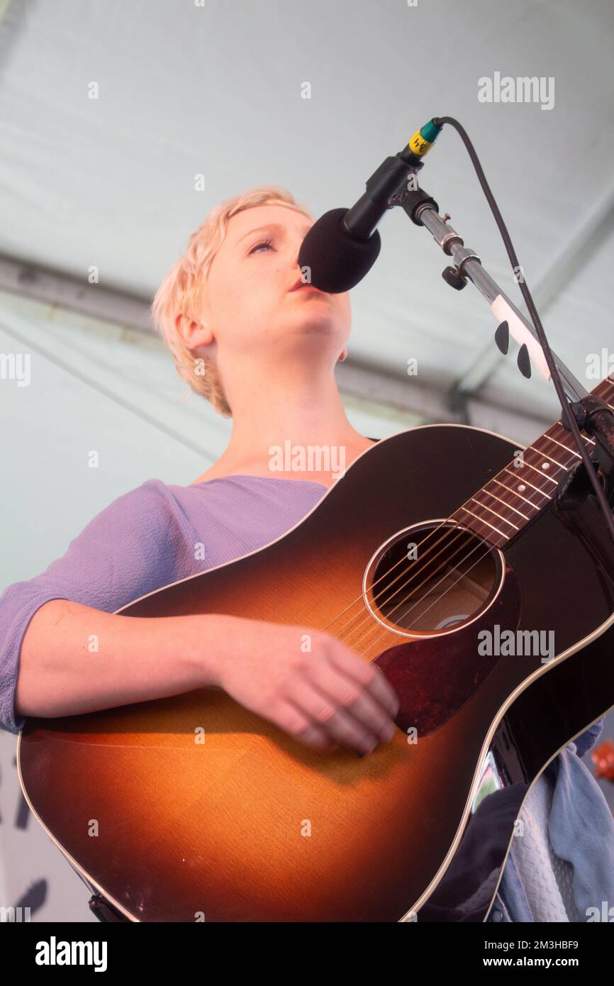 Laura marling with guitar hi-res stock photography and images - Alamy