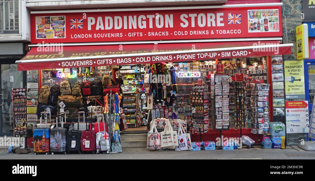 Souvenir store in Paddington, London Stock Photo - Alamy