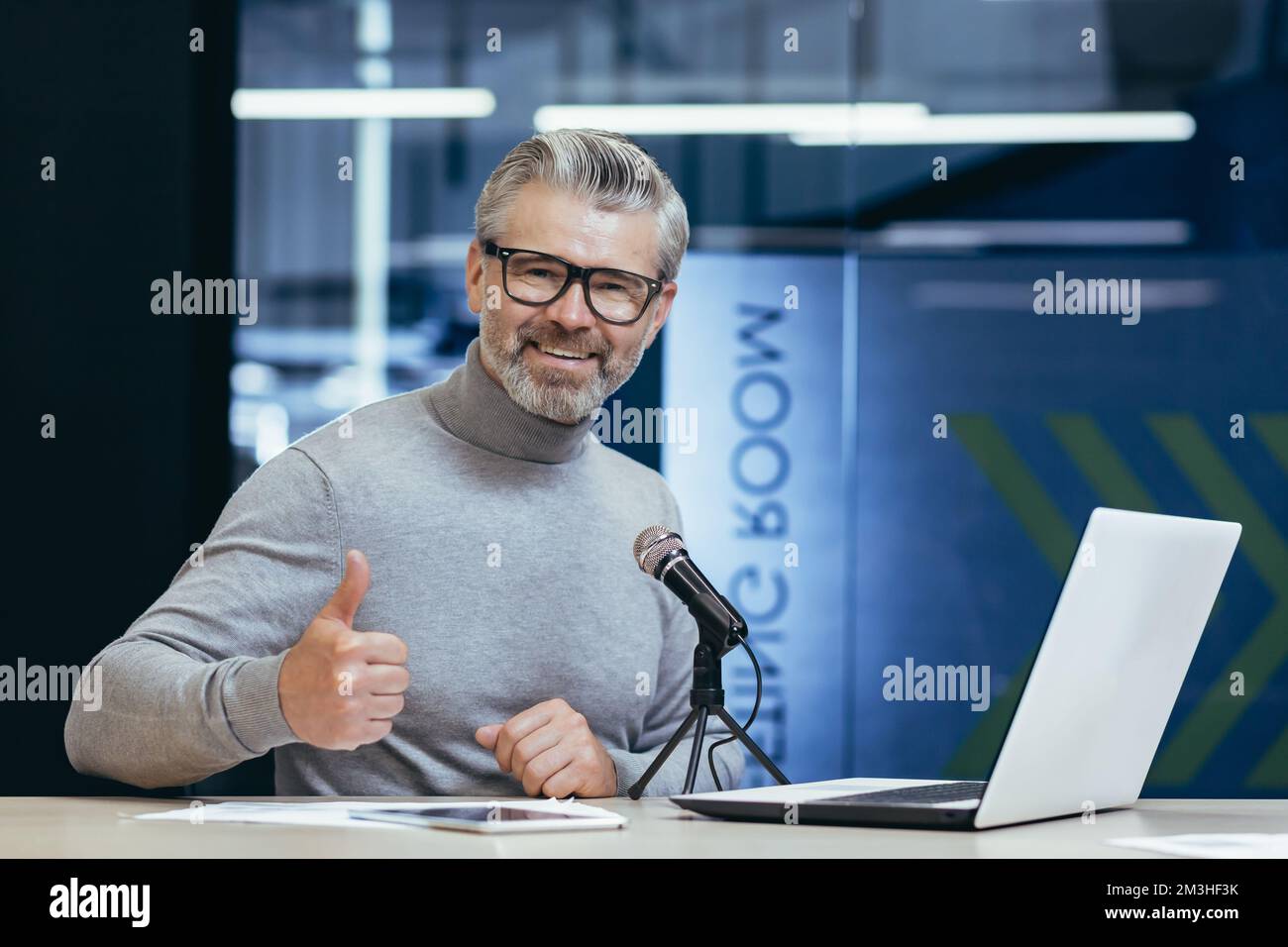 Mature podcast hi-res stock photography and images - Alamy