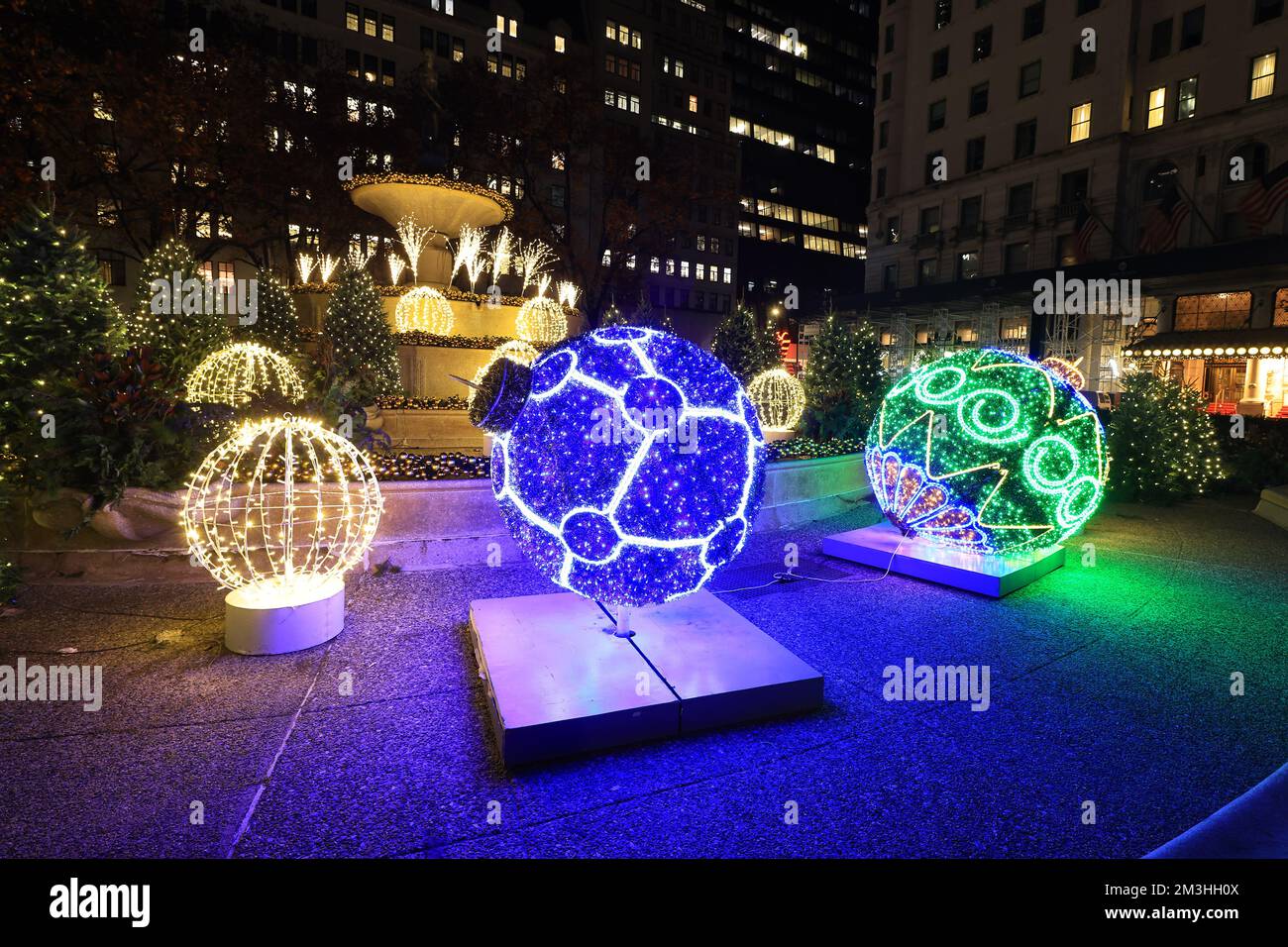 The Pulitzer Fountain is covered with beautiful ornaments and Christmas ...