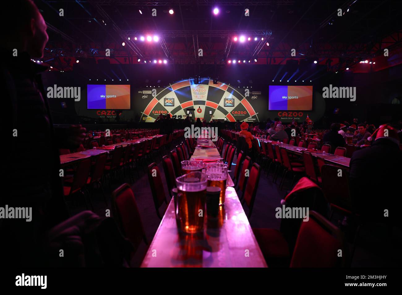 Pdc cazoo world darts championships hi-res stock photography and images ...