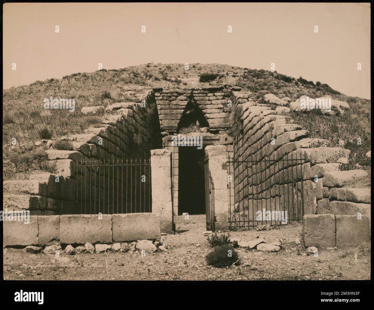 Mycenes Tombeau d' Atrée , Archaeological sites, Tombs & sepulchral ...