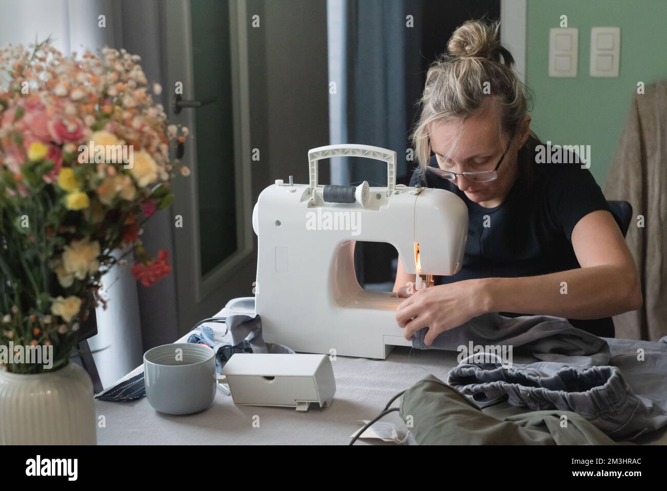 Woman sews clothes fashionable hi-res stock photography and images - Alamy