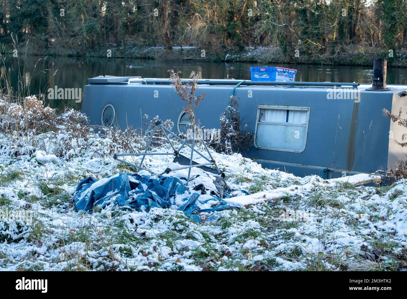 Boveney, Buckinghamshire, UK. 15th December, 2022. Snow by house boats ...