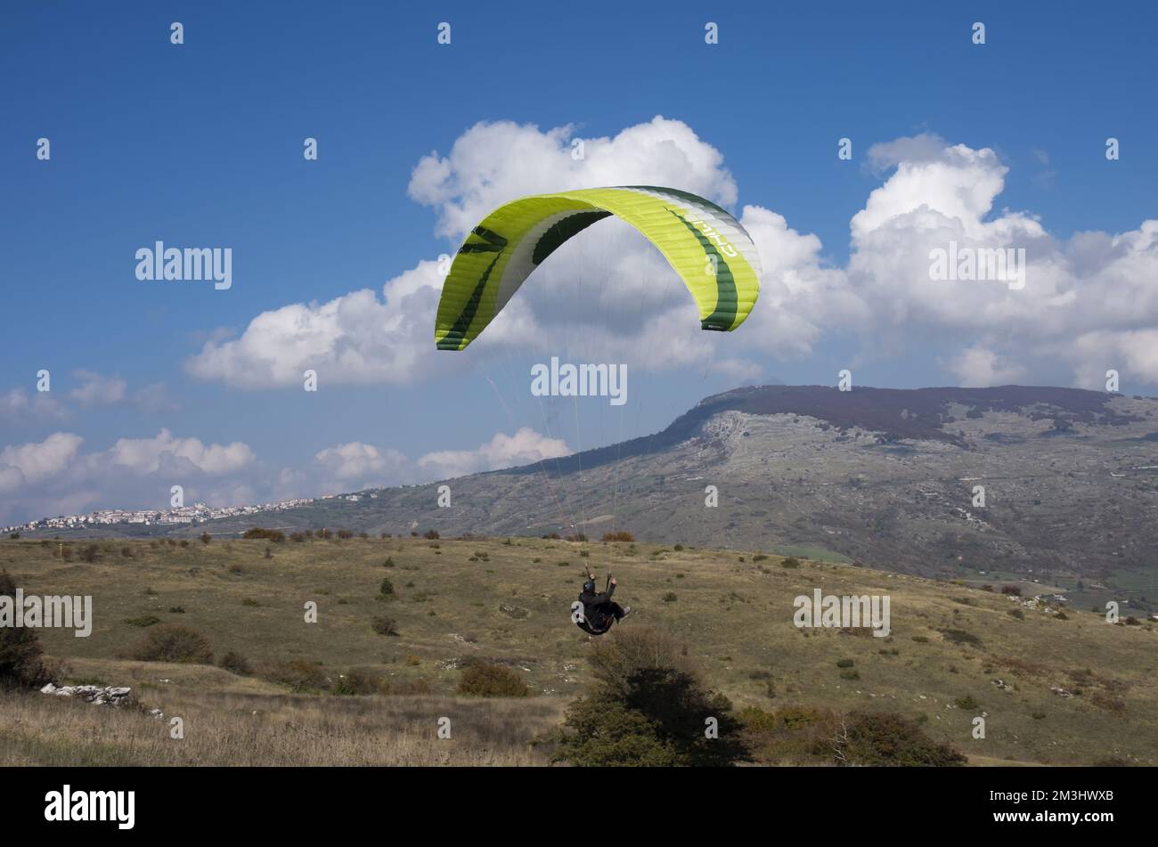 Capracotta - Molise - Wind festival - Take off with hang glider Stock ...