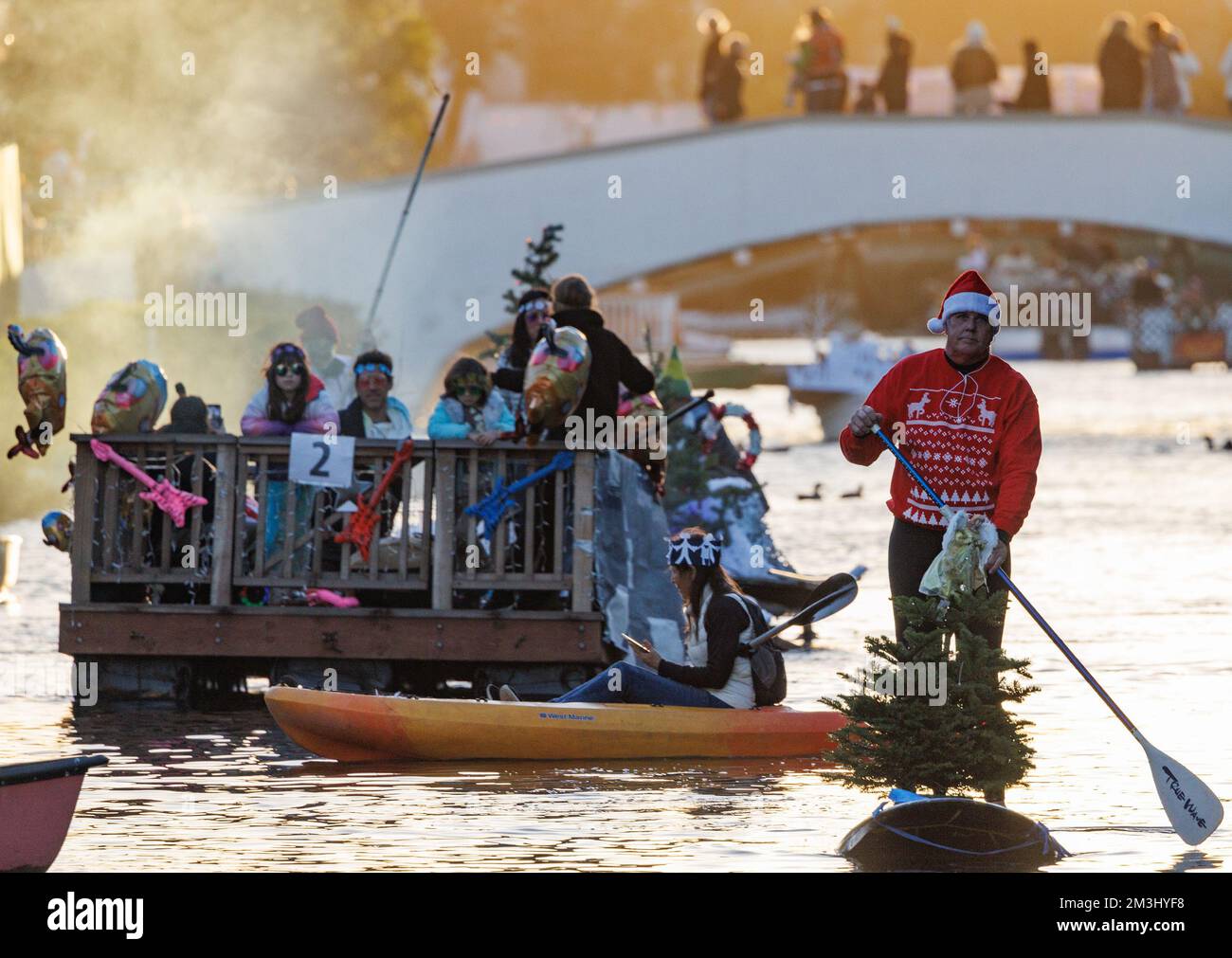 Venice, California, USA. 11th Dec, 2022. articipants take part in the ...
