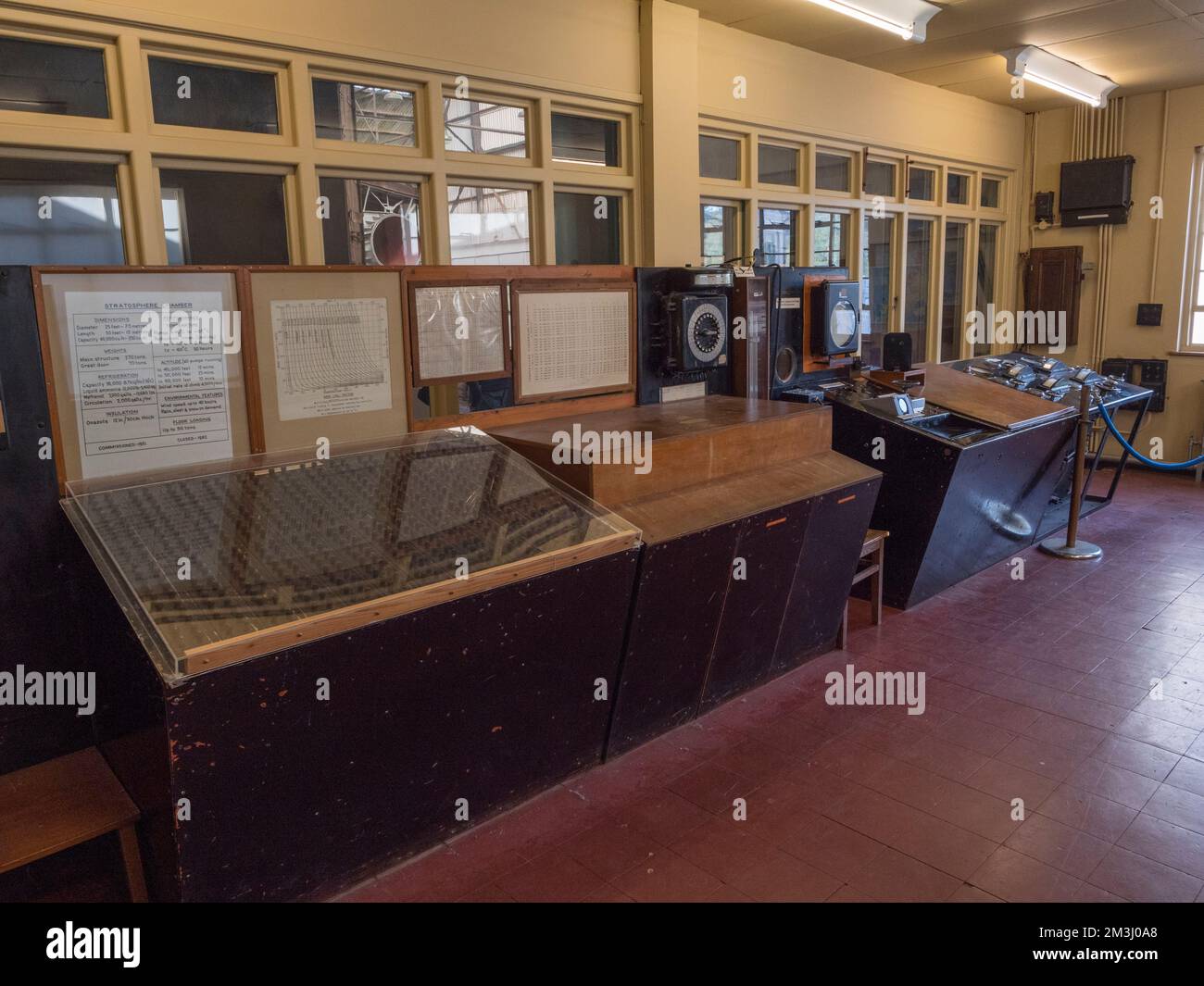 The control room of the Barnes Wallis-designed “Stratosphere Chamber ...