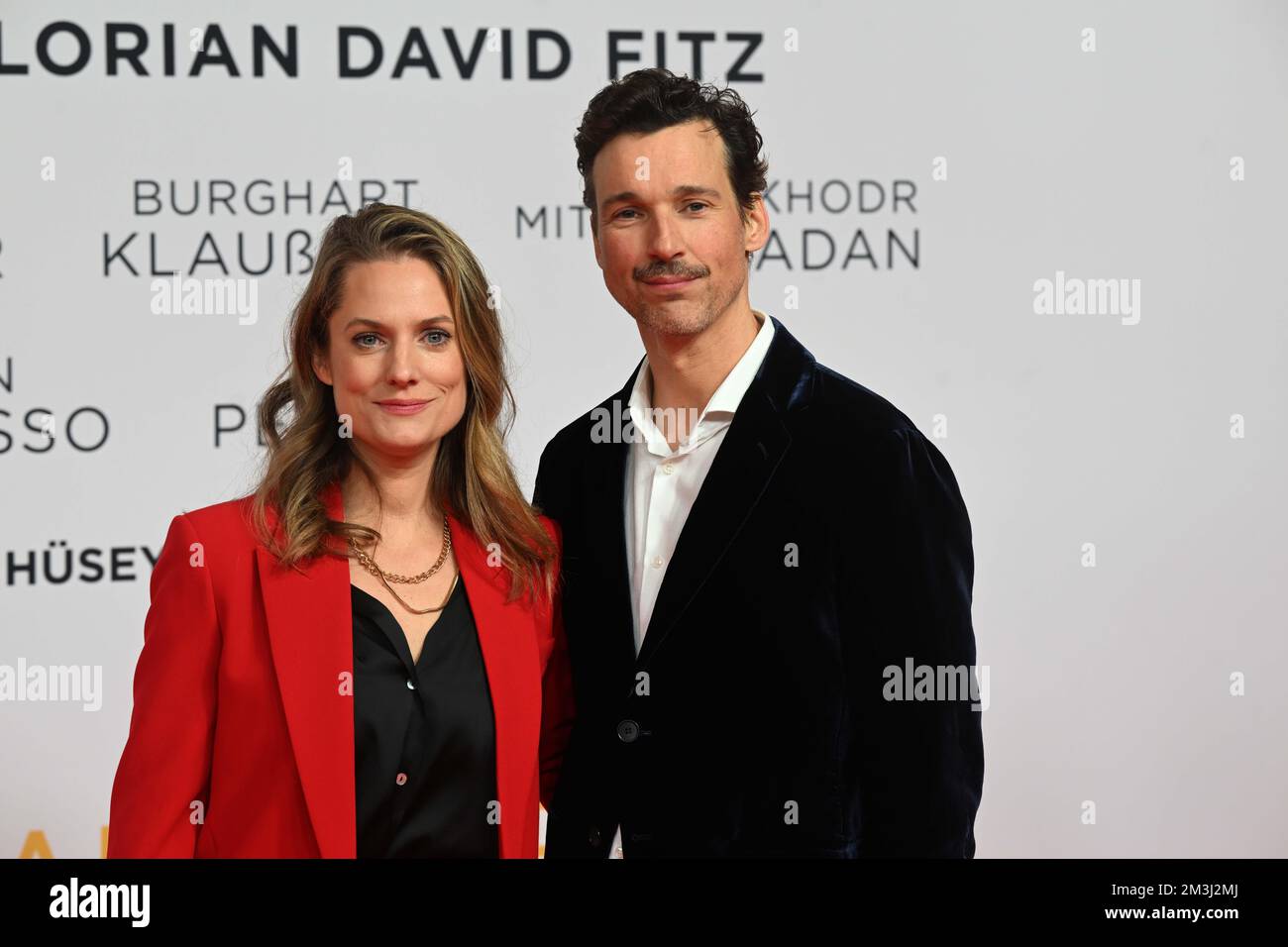 Munich, Germany. 15th Dec, 2022. Actors Marie Burchard (l) and Florian ...