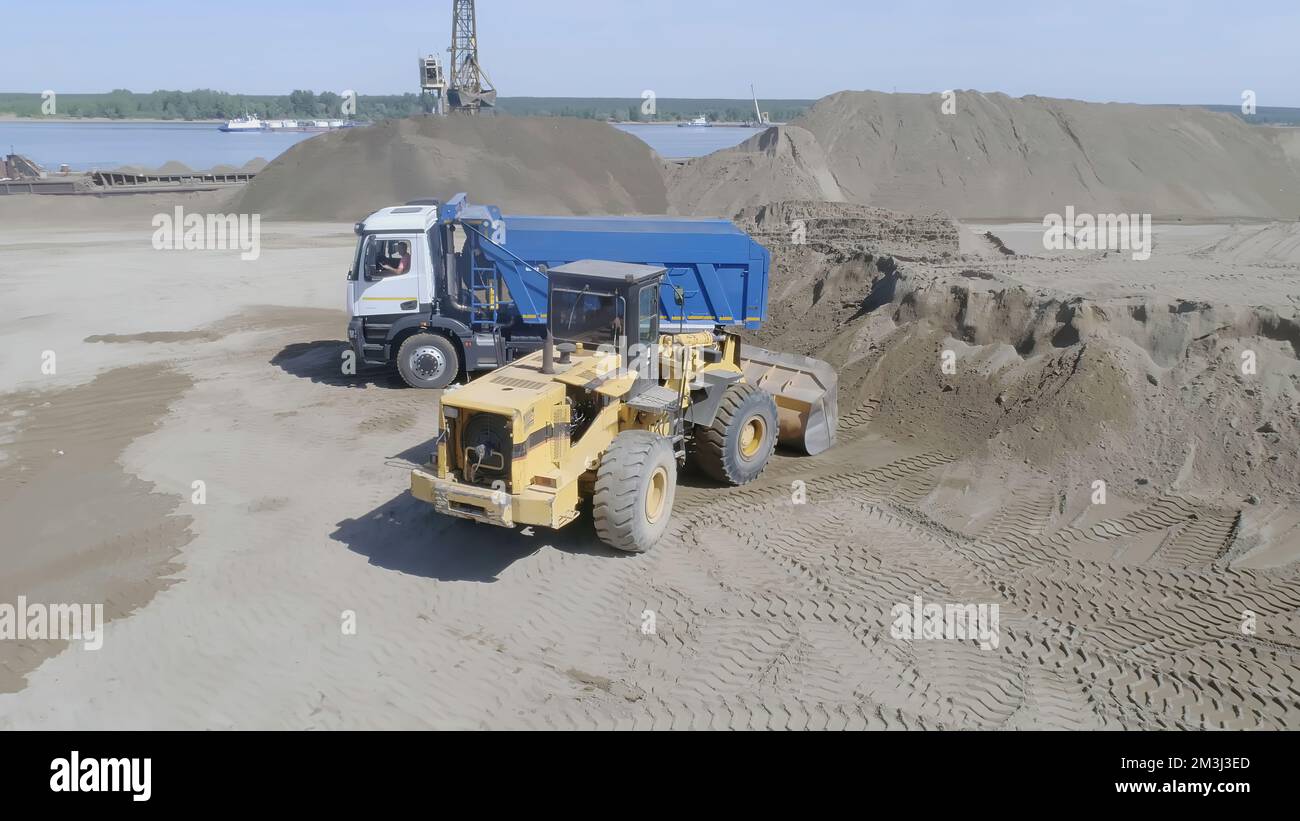 Dumper camion hi-res stock photography and images - Alamy