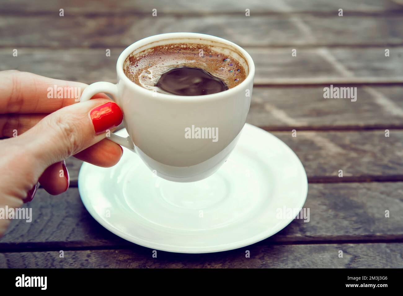 Hand holding a coffee cup hi-res stock photography and images - Alamy
