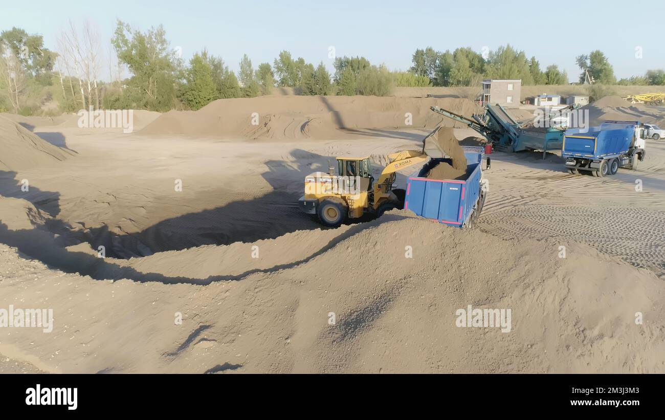 Excavator loading fill dump truck hi-res stock photography and images ...