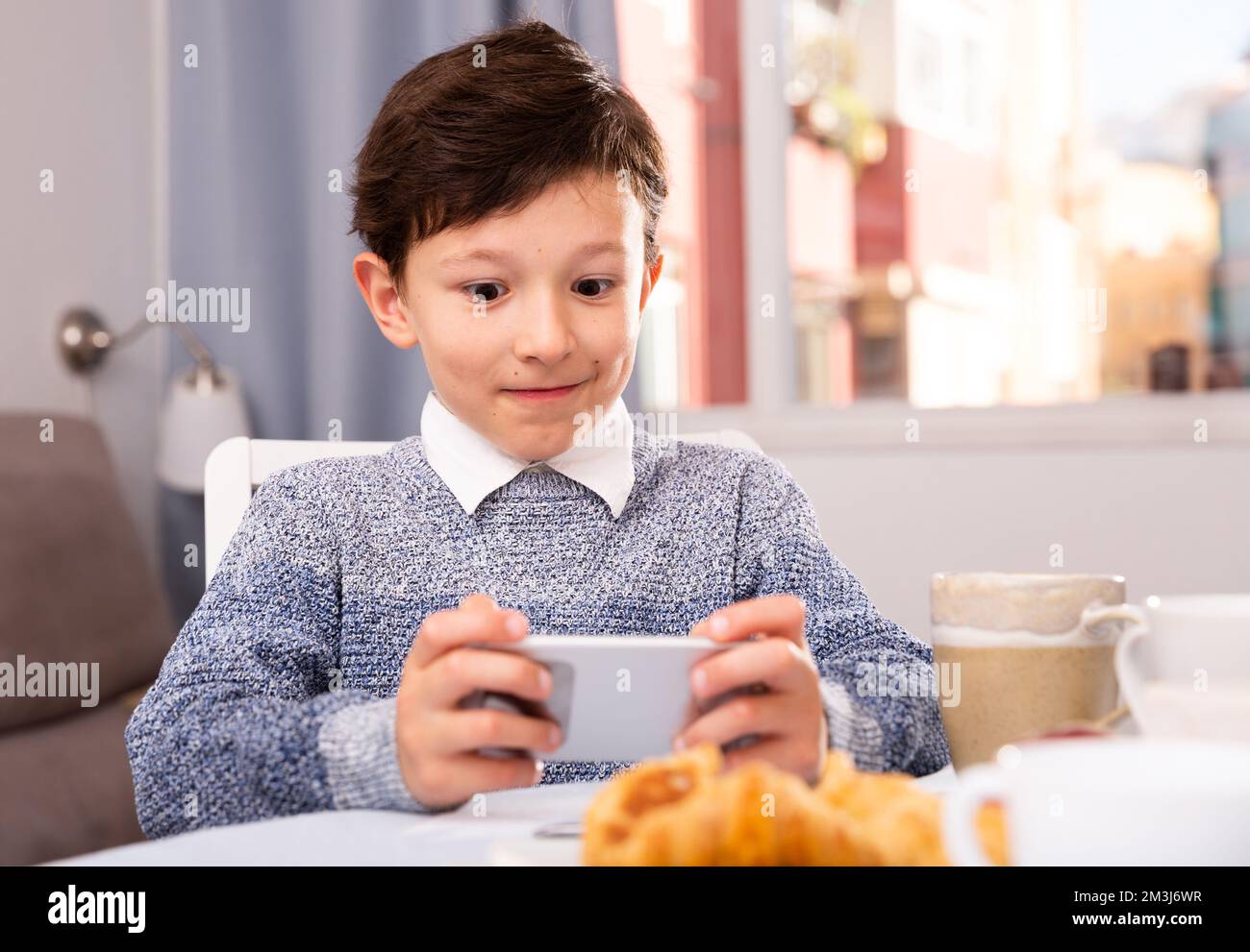 Preteen telephone one person hi-res stock photography and images - Alamy