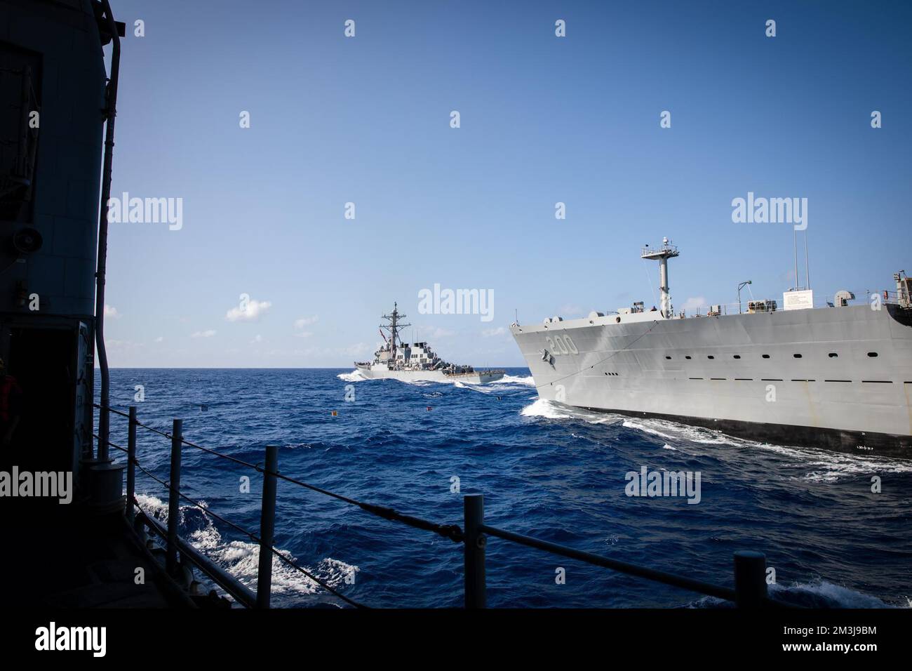 221213-N-YV347-2097 PACIFIC OCEAN (Dec. 13, 2022) The Arleigh Burke ...