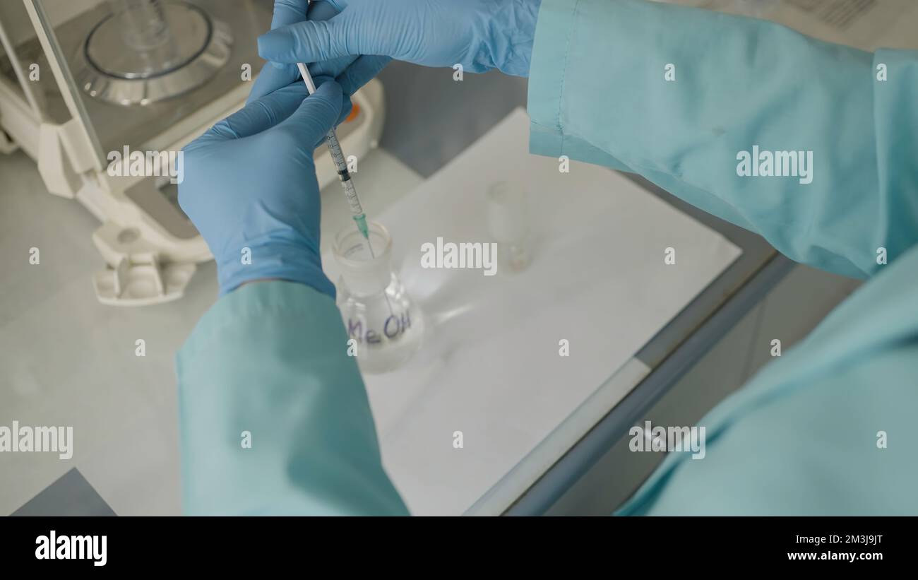 Doctor drawing up solution hi-res stock photography and images - Alamy