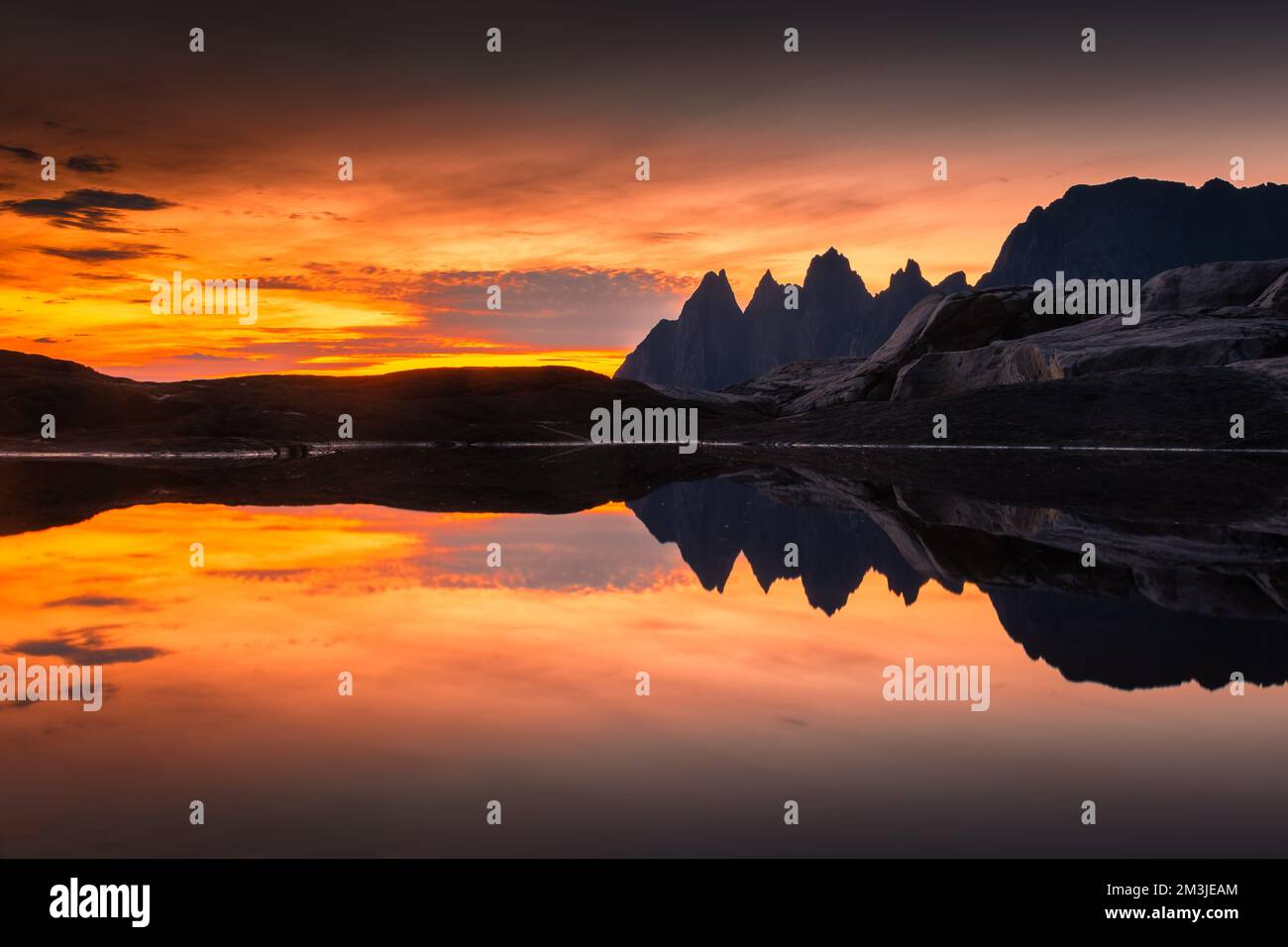 Stunning midnight sun over the Tungeneset (Devil's Teeth) in Senja ...